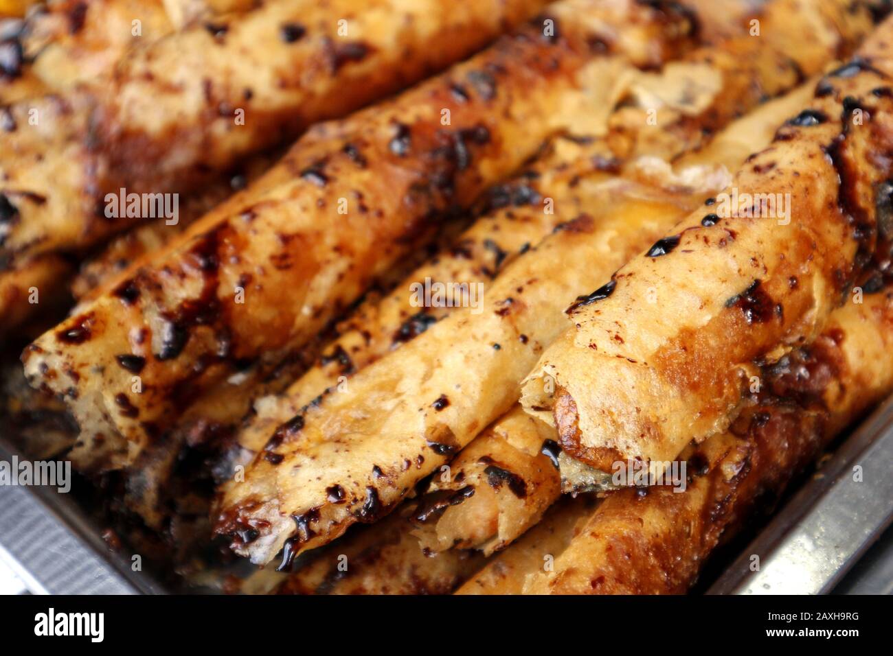 Photo freshly cooked Turon or deep fried Saba banana in spring roll ...