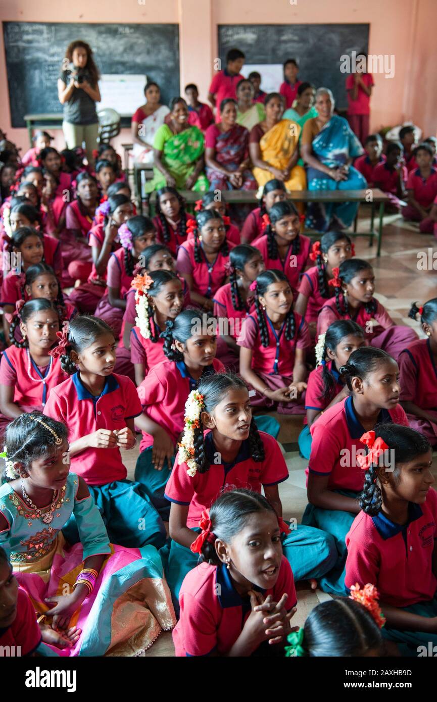 Girls attending lesson classroom hi-res stock photography and images ...