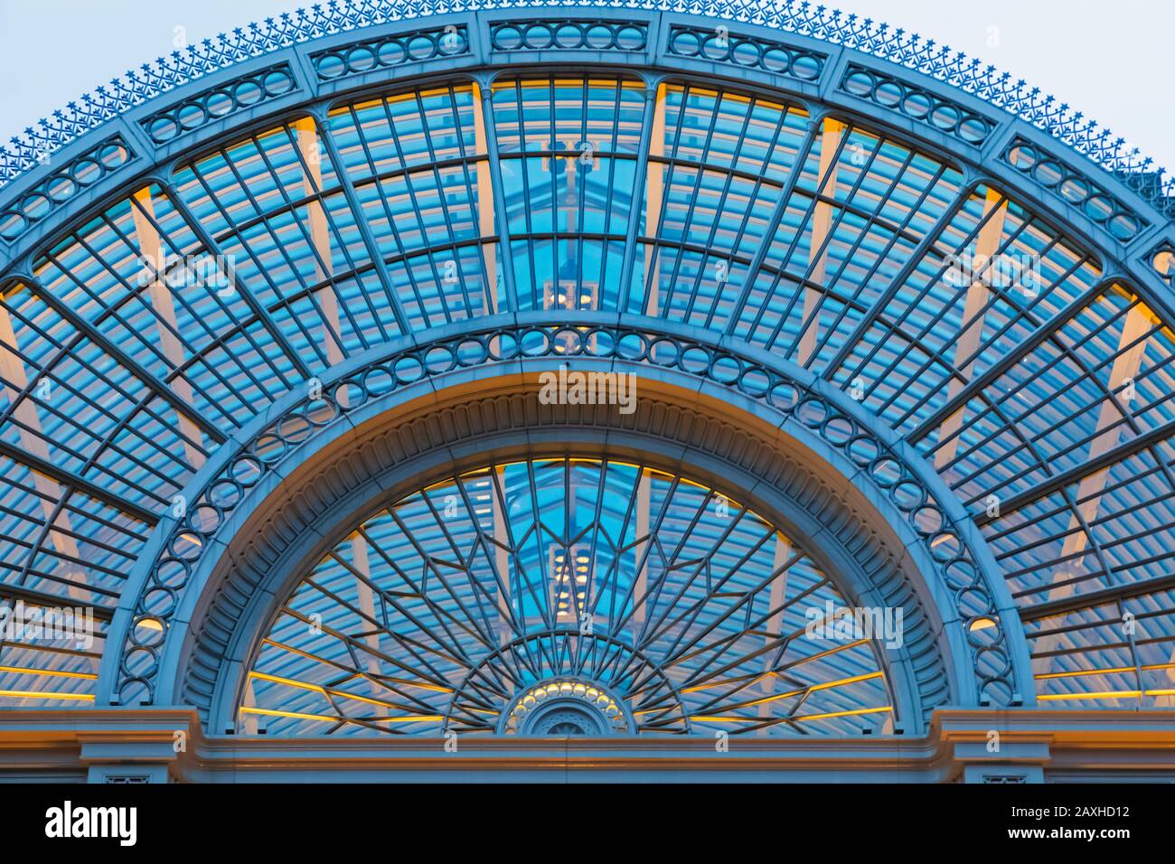 Covent garden opera house exterior hi-res stock photography and images ...