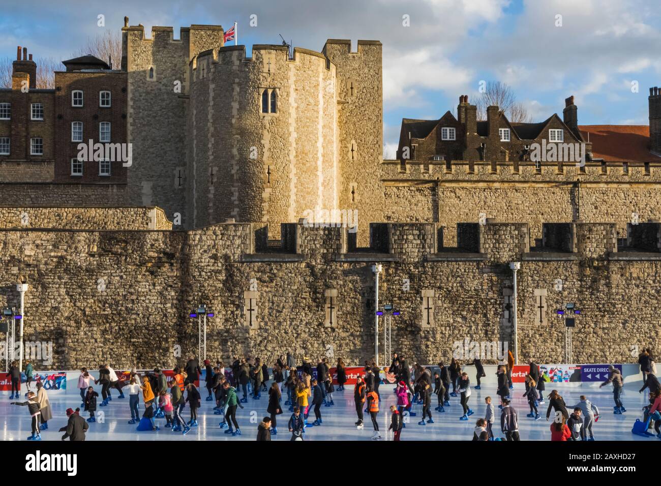 Ice rinks london hi-res stock photography and images - Alamy