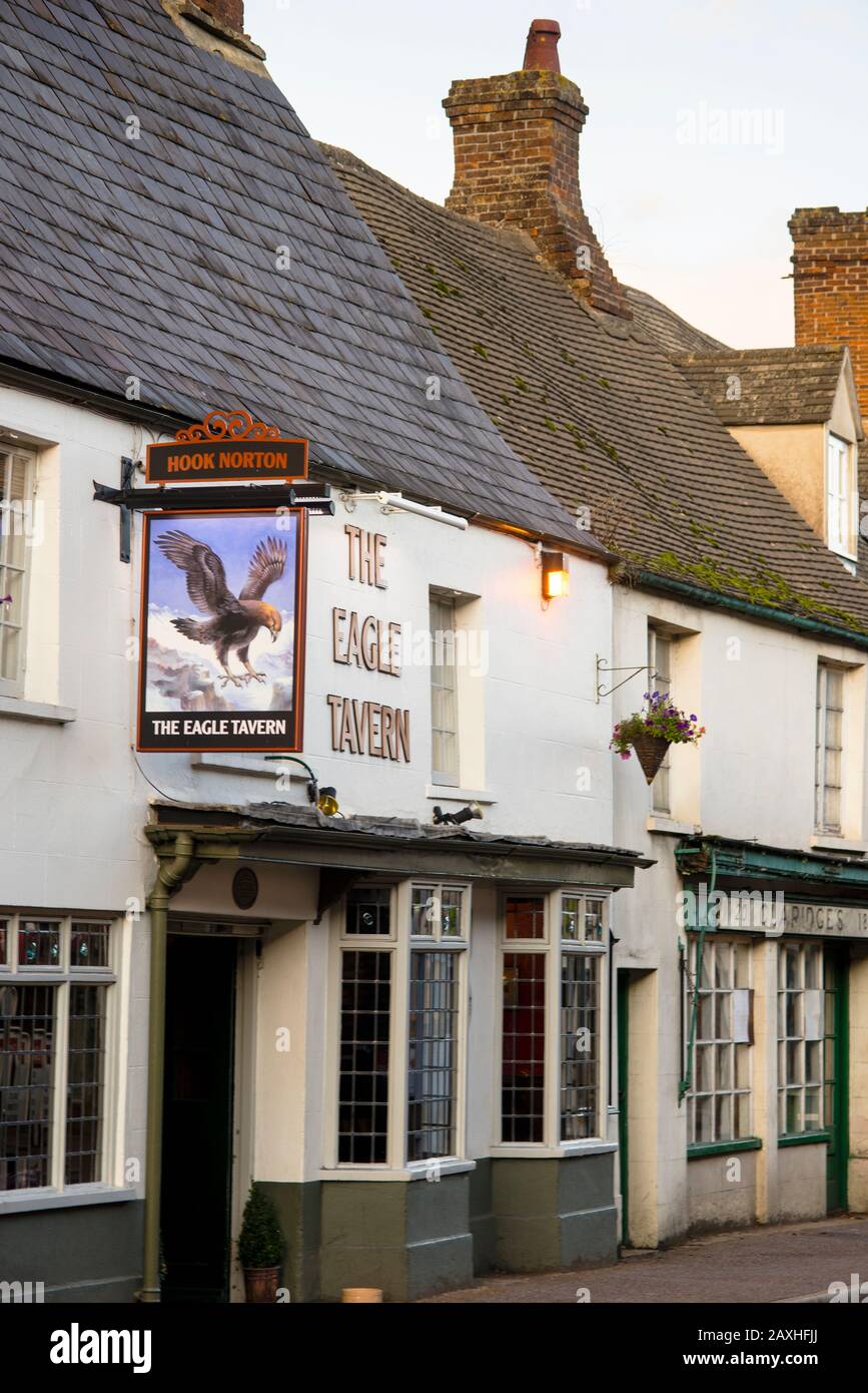 English pub in the Cotswolds town of Witney, England Stock Photo - Alamy