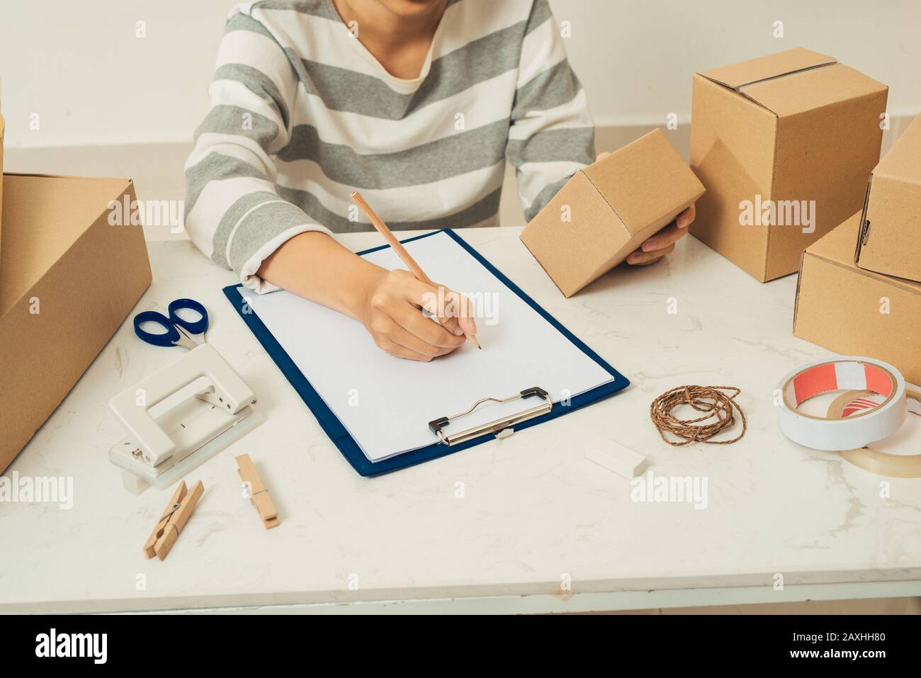 Courier holding carton box and delivery receipt Stock Photo - Alamy