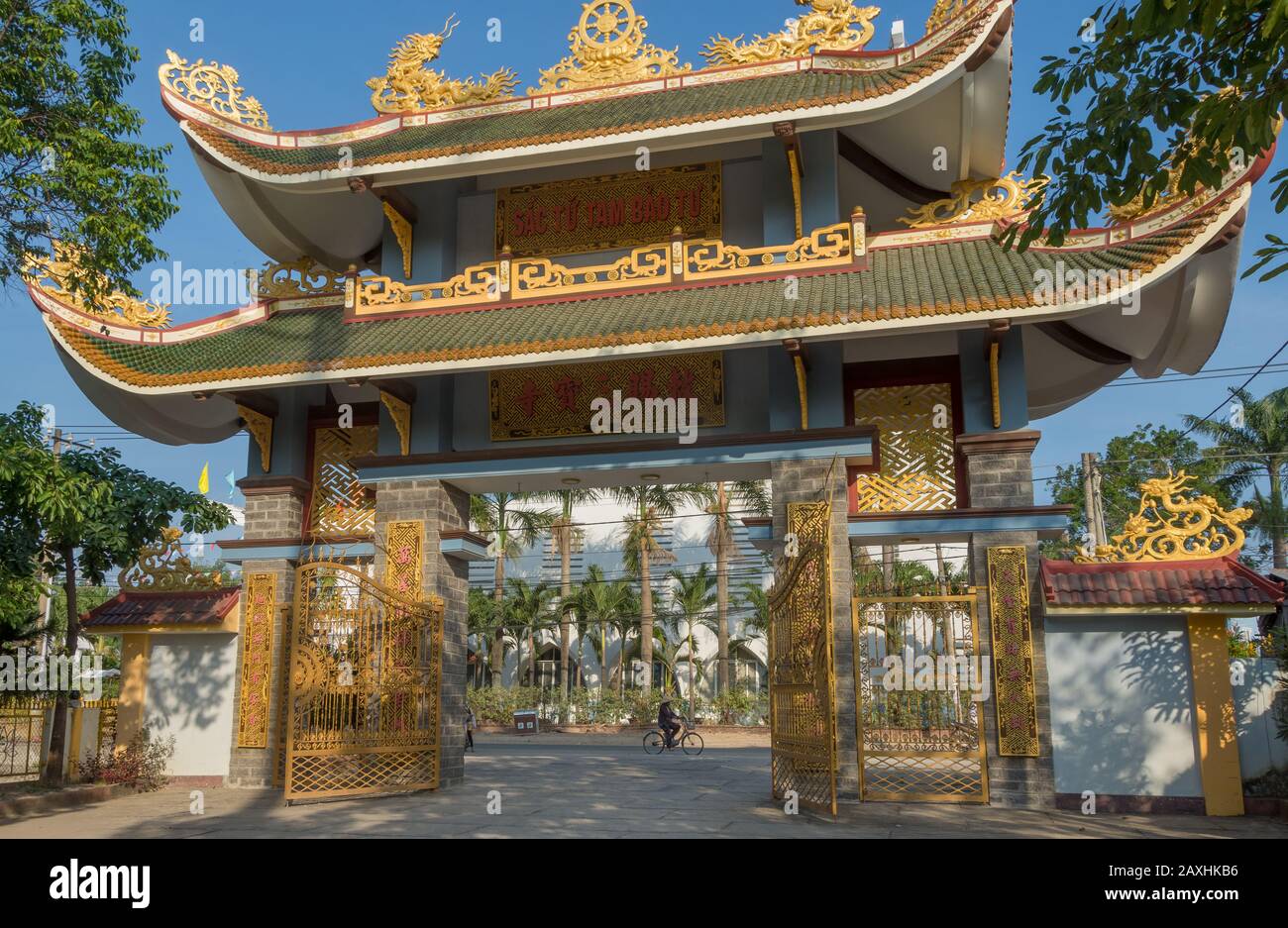 the gate of a Buddhist temple Stock Photo - Alamy