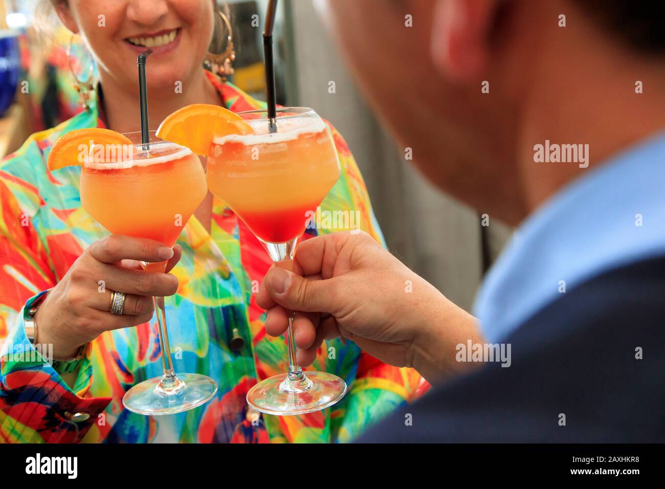 Couple drink cocktails hi-res stock photography and images - Alamy