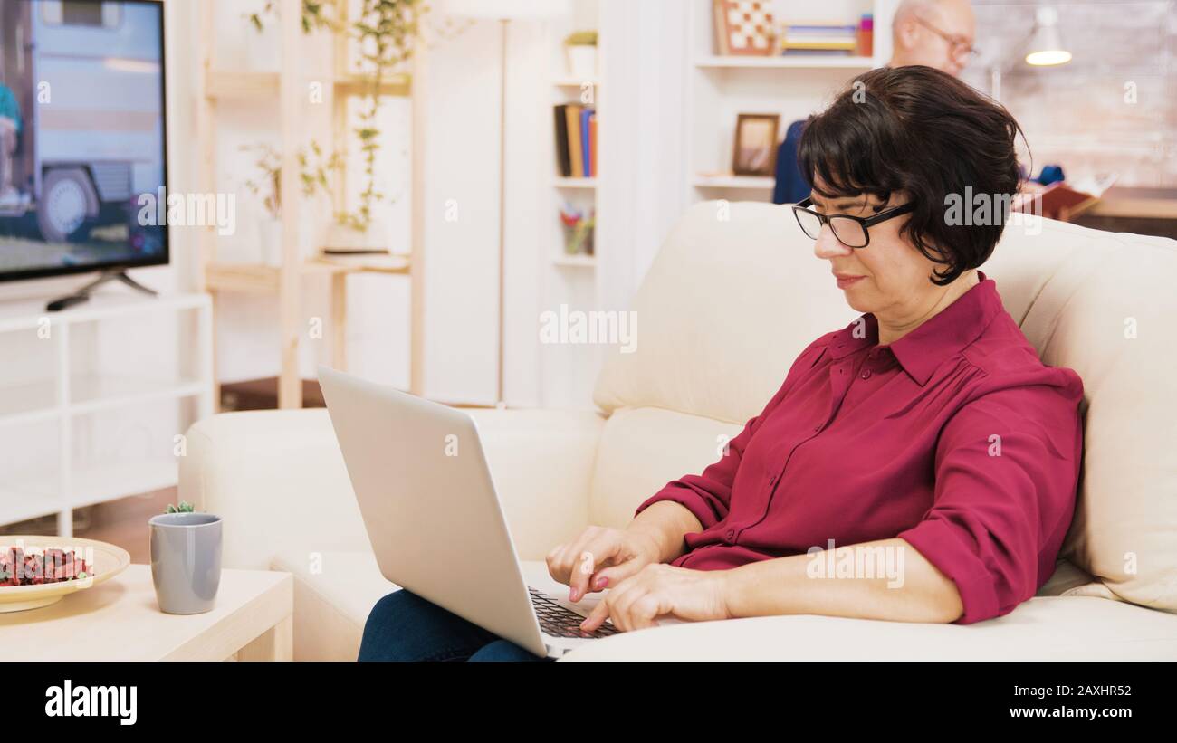 Elderly old lady typing text hi-res stock photography and images - Alamy