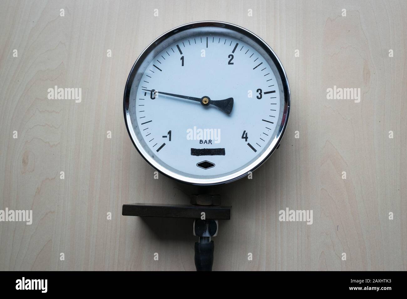 Analog manometer for measuring pressure Stock Photo - Alamy