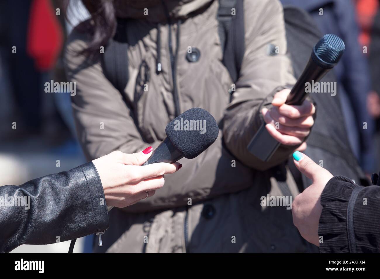 Reporters microphones hi-res stock photography and images - Alamy