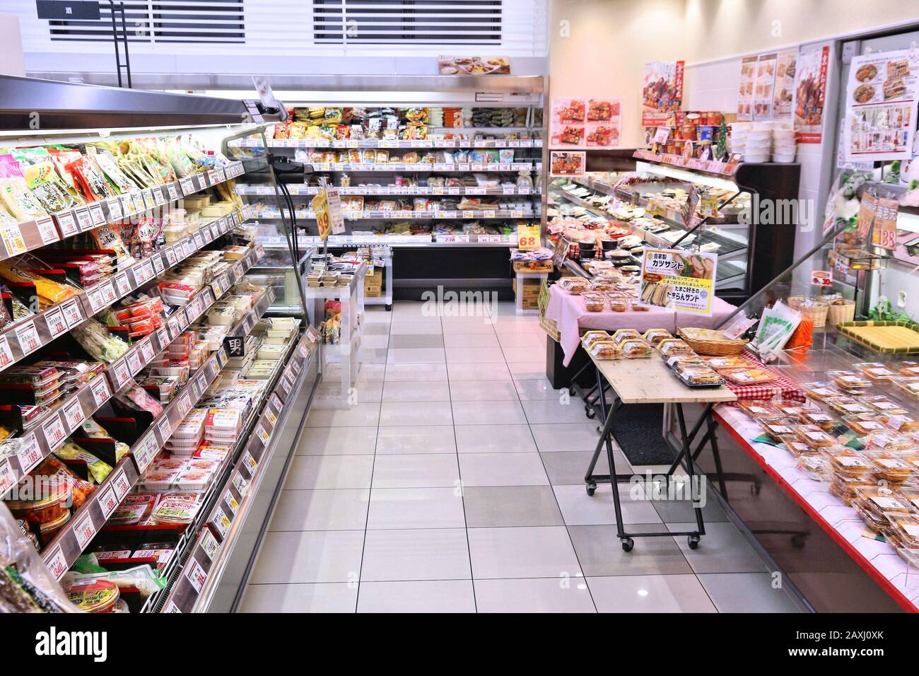 Grocery store shelves asia hi-res stock photography and images - Alamy