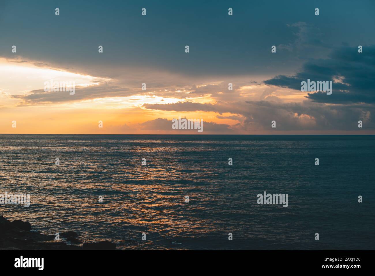 Sea horizon line hi-res stock photography and images - Alamy