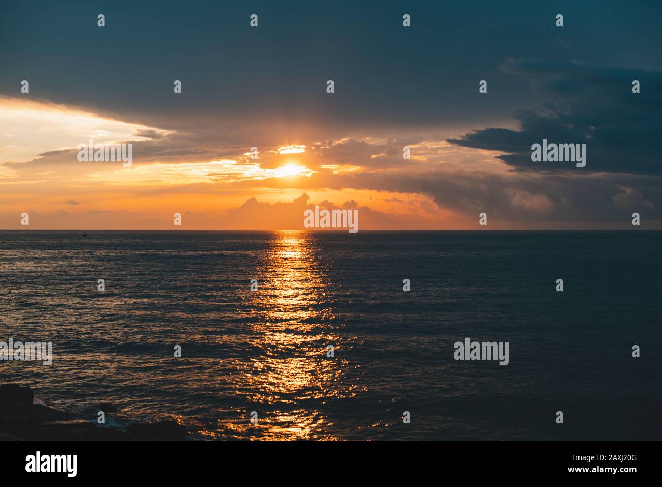 Sea horizon line hi-res stock photography and images - Alamy