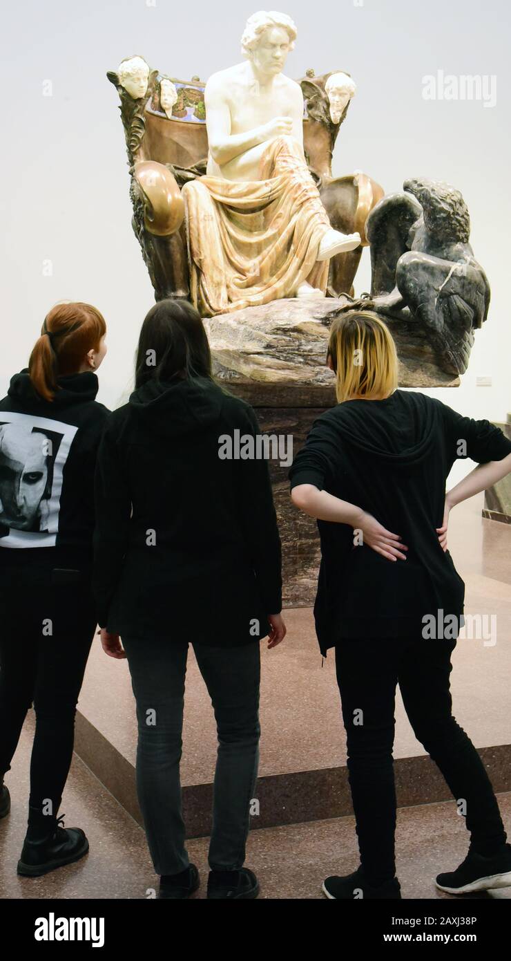 Leipzig, Germany. 06th Feb, 2020. In the Museum of Fine Arts, visitors ...