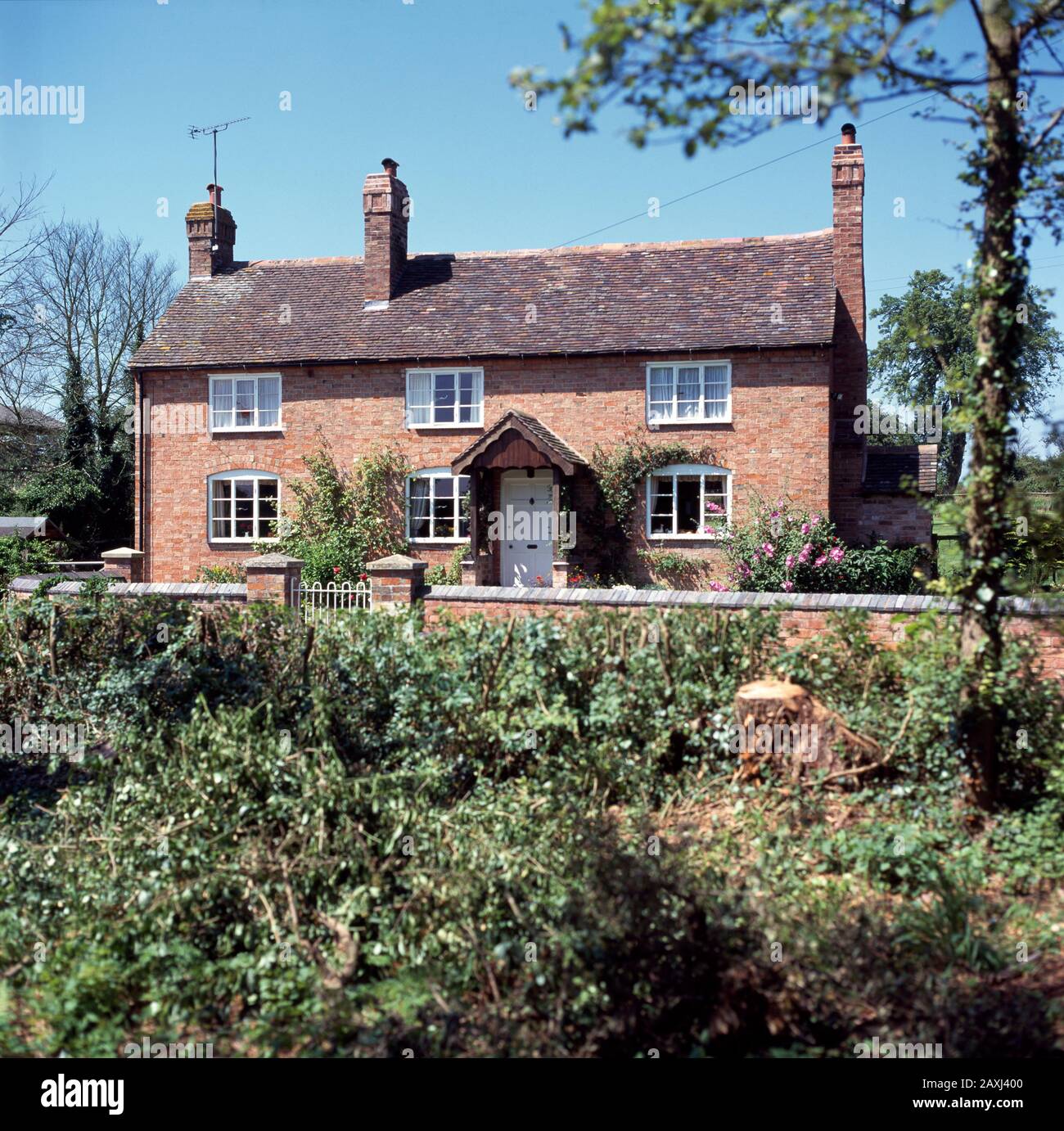 Red brick country cottage Stock Photo - Alamy