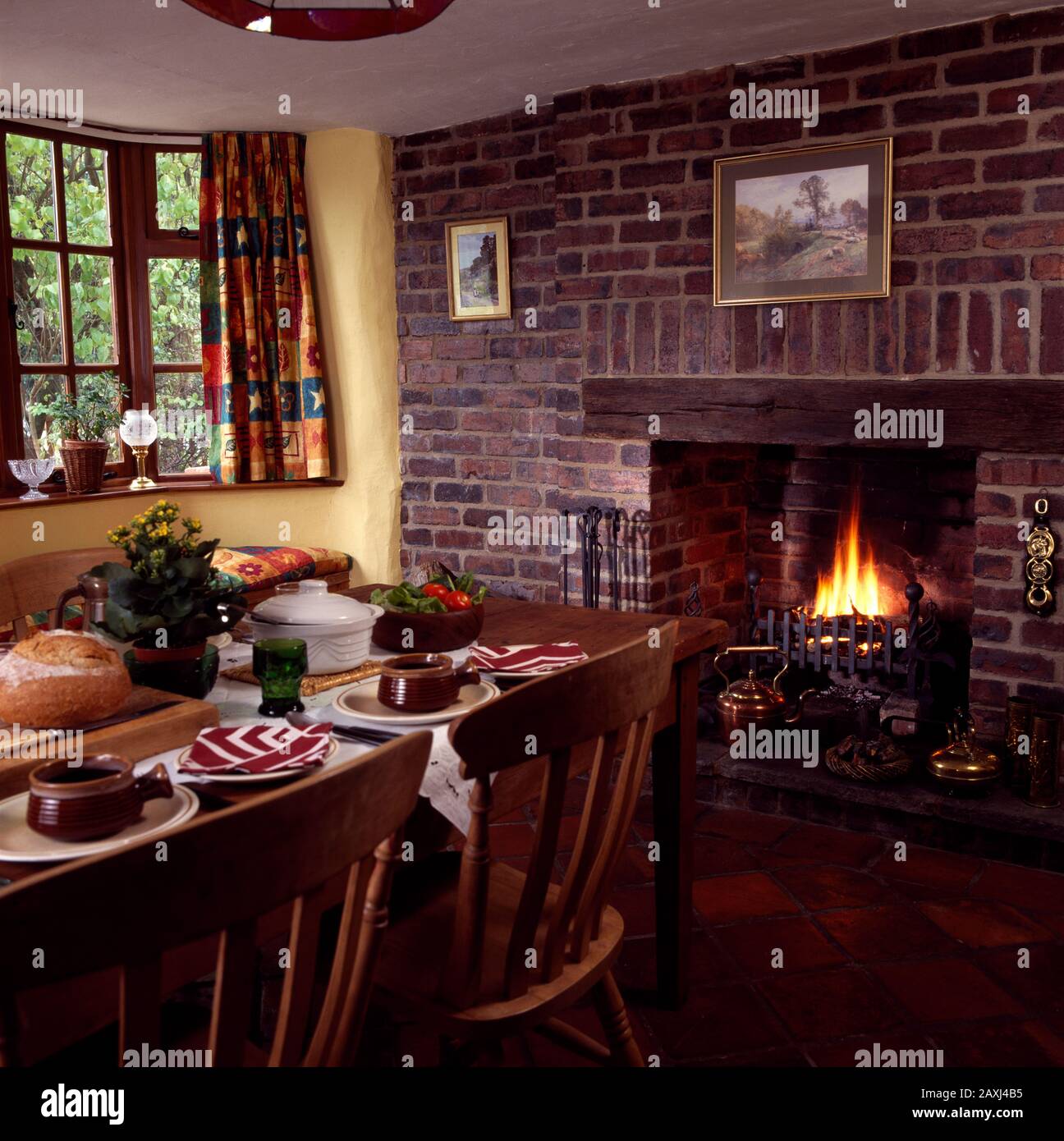 Cottage dining table set for lunch Stock Photo - Alamy