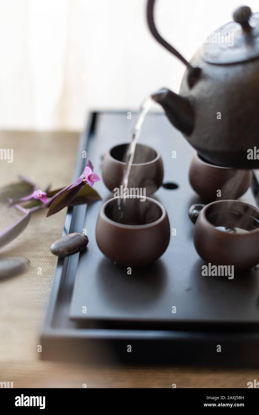 Traditional Chinese pouring tea ceremony Stock Photo - Alamy