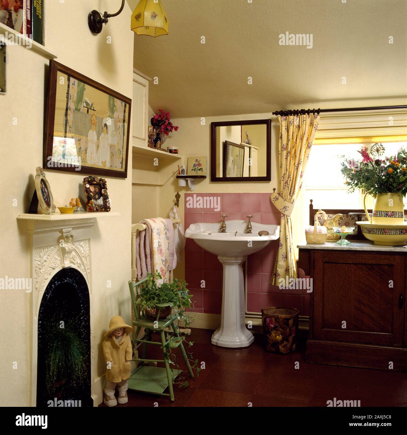 Basin in cottage bedroom Stock Photo - Alamy