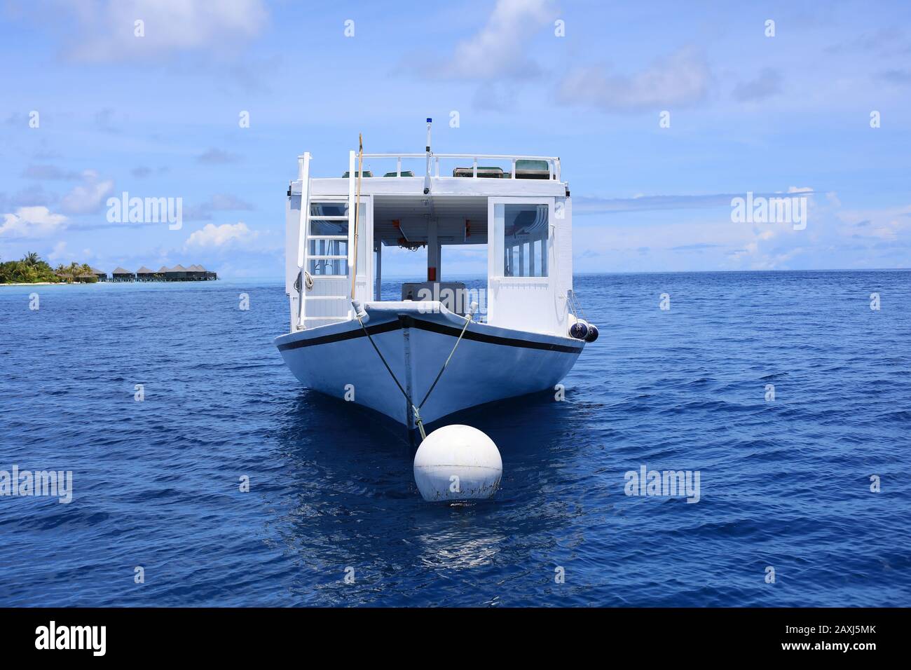 Traditional Dhoni ship in front of maldivian island Stock Photo - Alamy