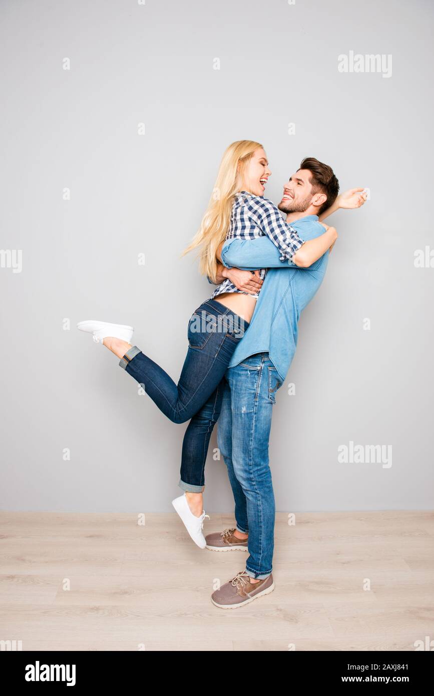 Portrait of romantic couple. Happy guy carrying his girlfriend Stock ...
