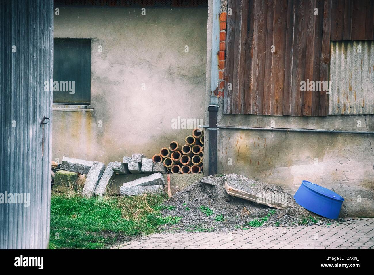 View to a messy farm backyard Stock Photo - Alamy