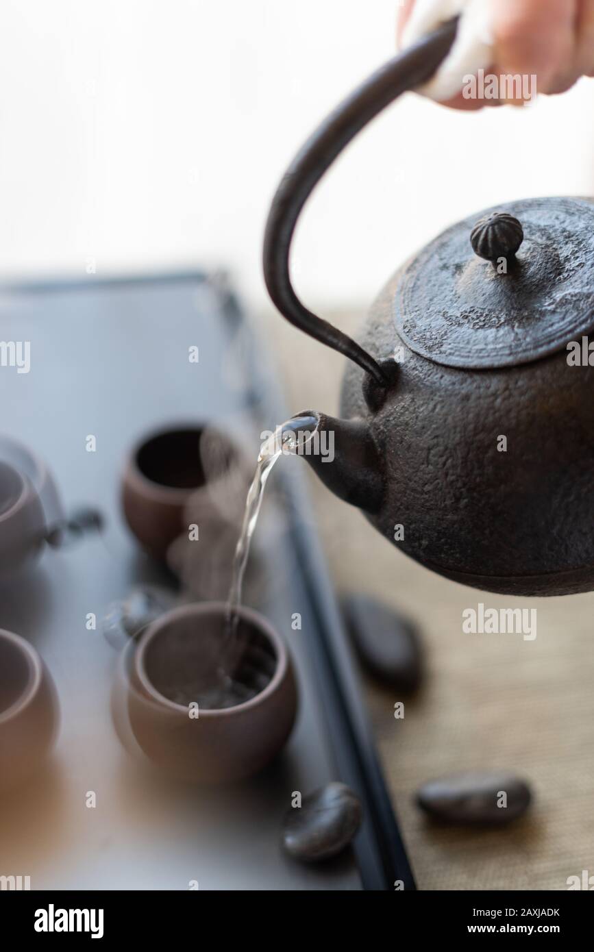 Traditional Chinese pouring tea ceremony Stock Photo - Alamy