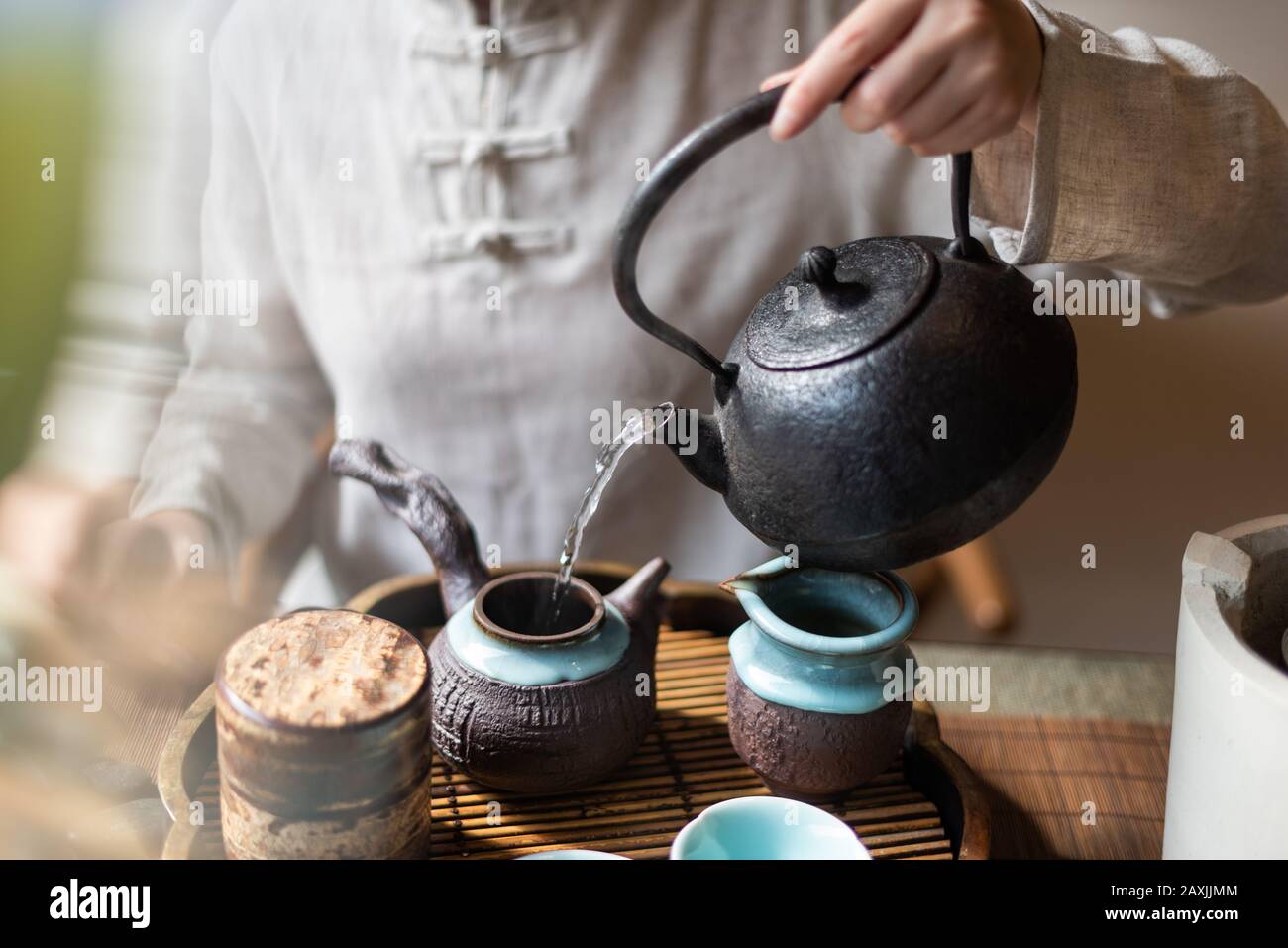 Traditional Chinese pouring tea ceremony Stock Photo - Alamy
