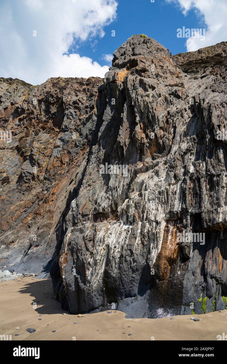 Rocky cliffs at Traeth Llyfn beach near Abereiddy, Pembrokeshire, Wales ...