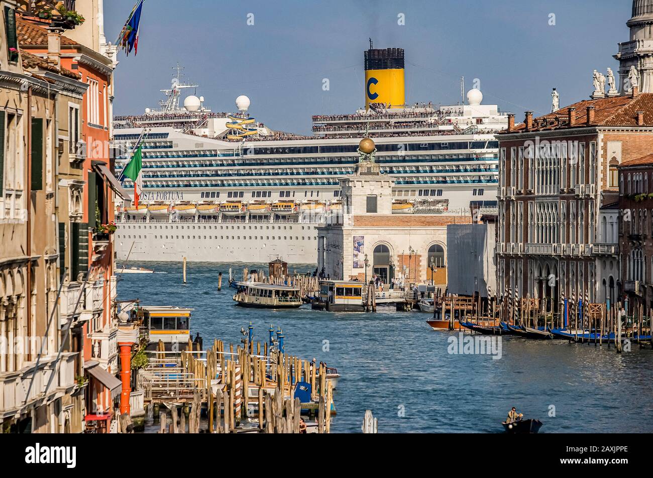 Italy, Veneto, Venice, canal grande, Cruiser Ship Stock Photo - Alamy