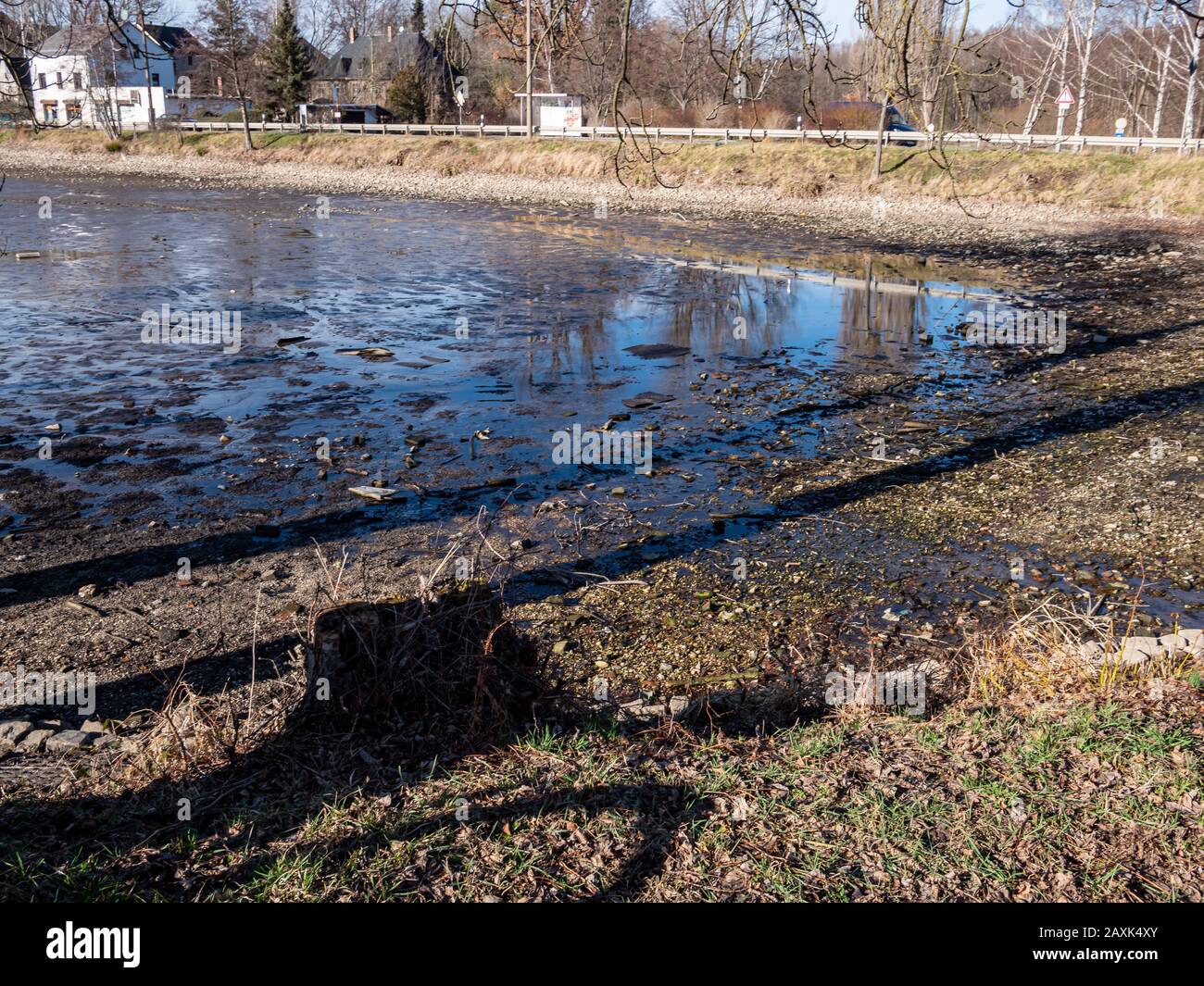 Empty fish pond hi-res stock photography and images - Alamy