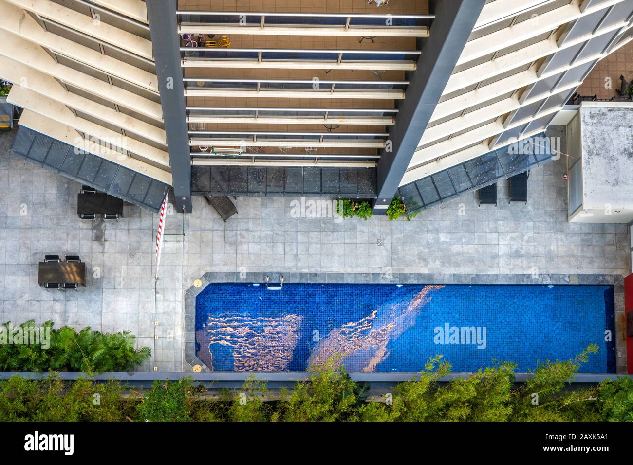 Swimming pool on the top of skyscraper hi-res stock photography and ...
