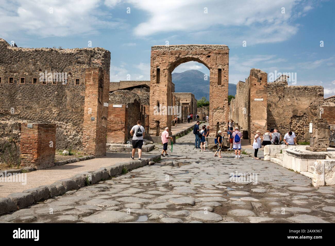 Stadt Pompei, die 79 n. Chr. unter der Asche des Vulkans Vesuv begraben ...