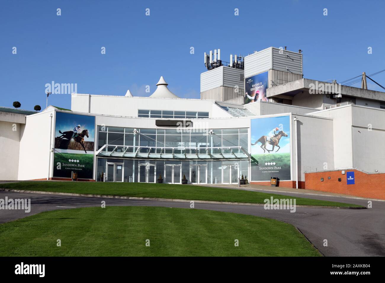 Sandown racecourse hi-res stock photography and images - Alamy