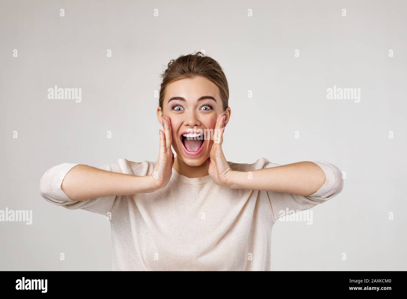 Portrait of young surprised beautiful woman screaming with shocked ...