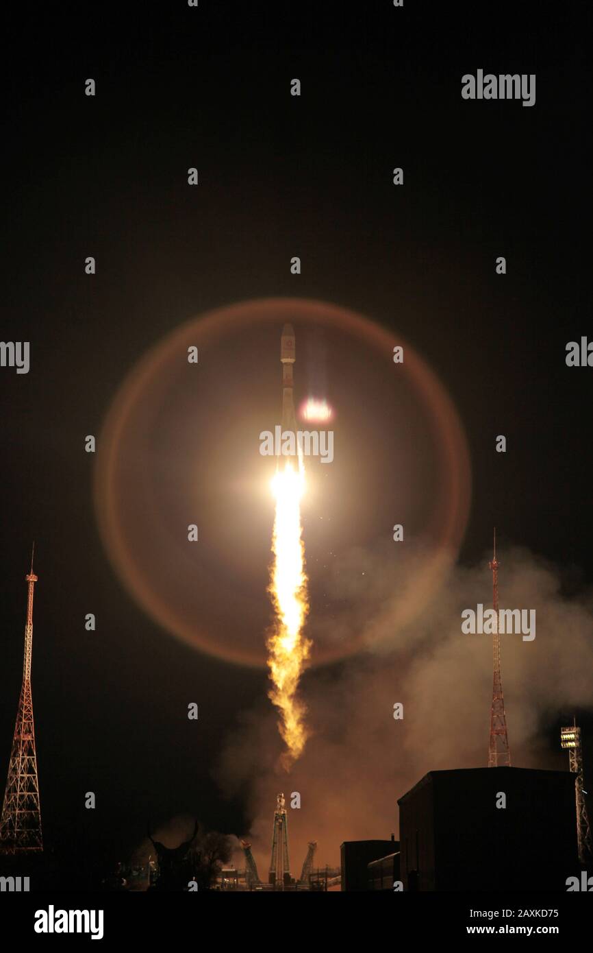 Night rocket launch from cosmodrome hi-res stock photography and images ...