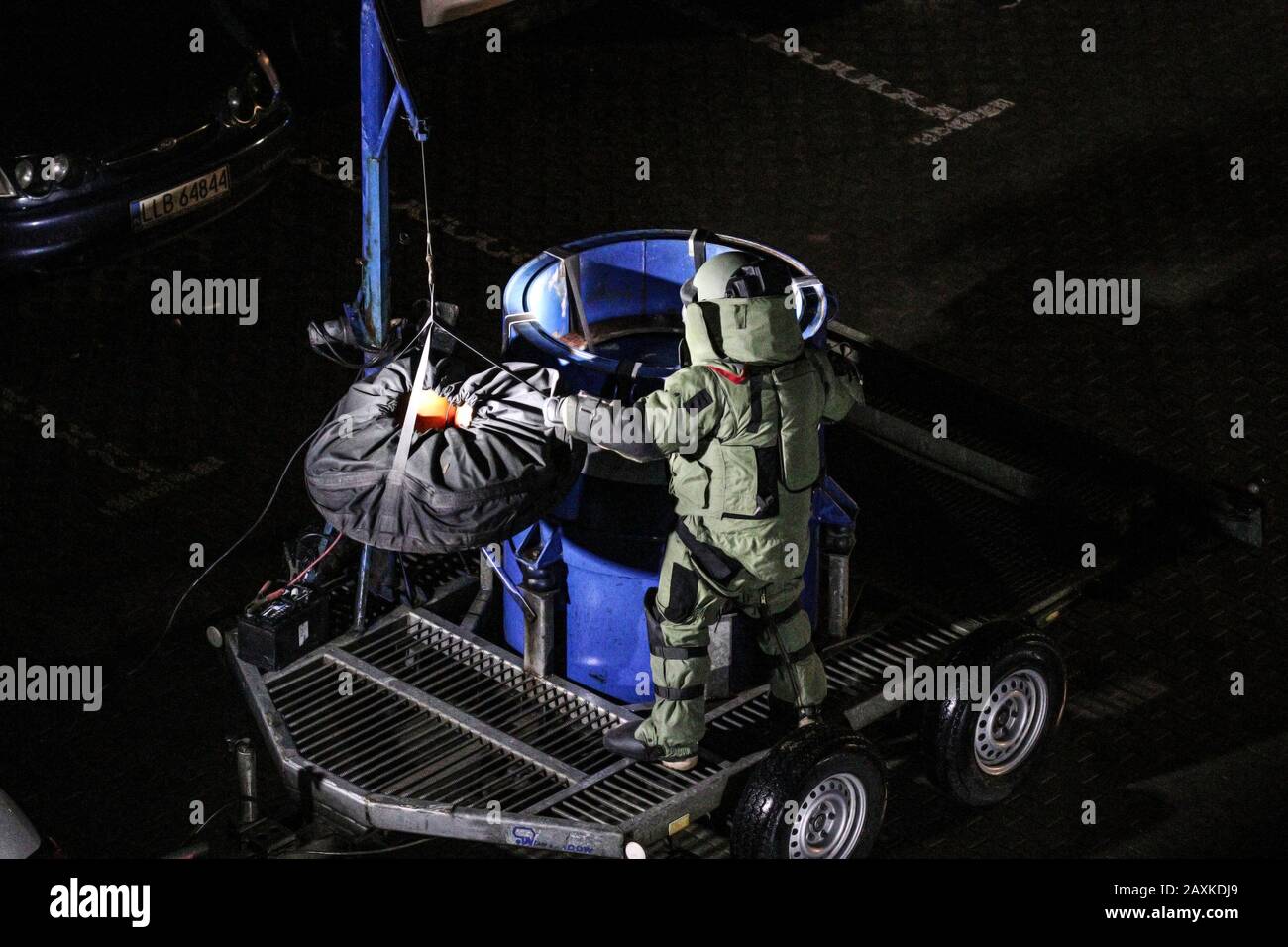 Bomb disposal suit hi-res stock photography and images - Alamy