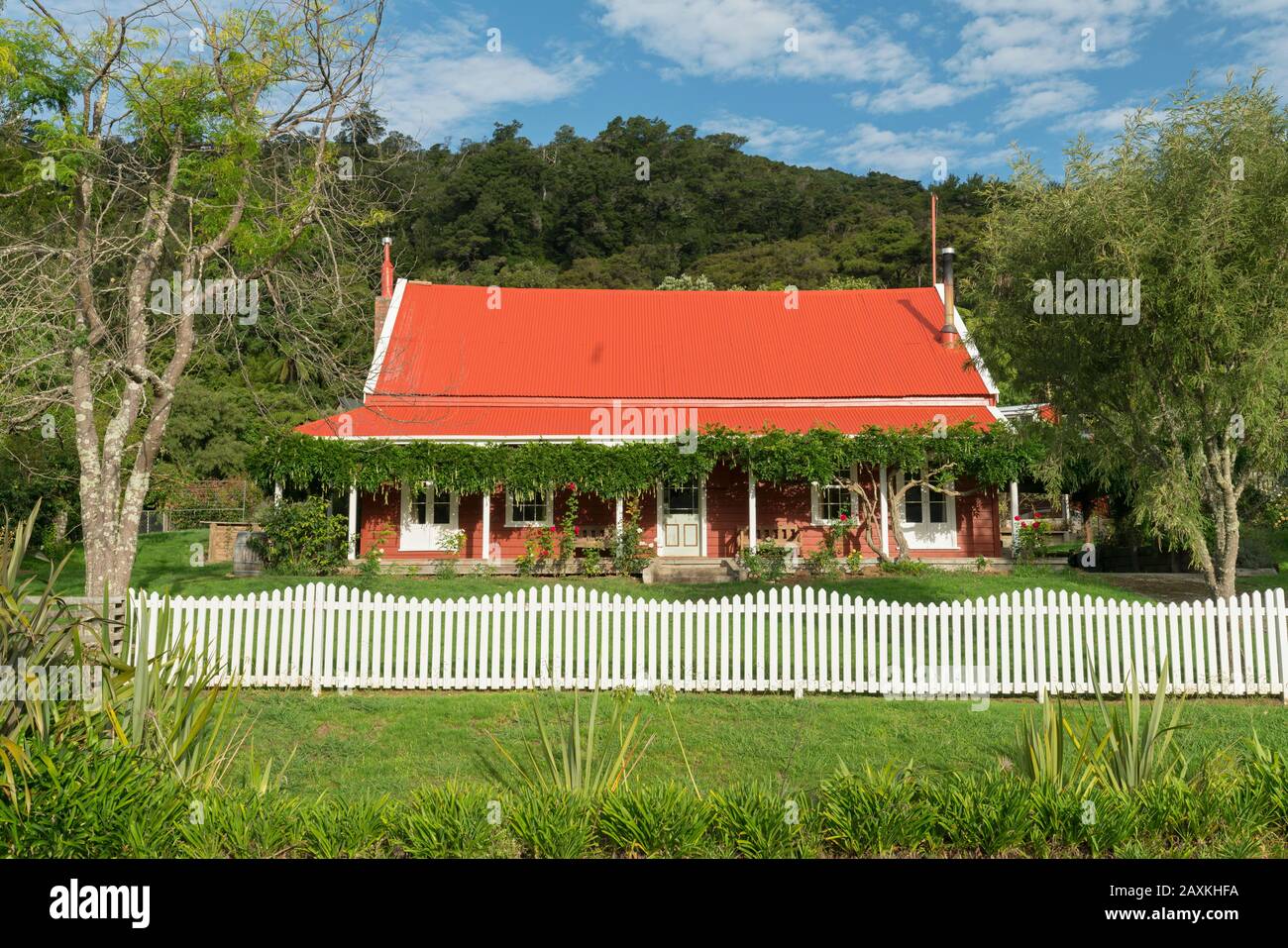Red color buildings hi-res stock photography and images - Alamy