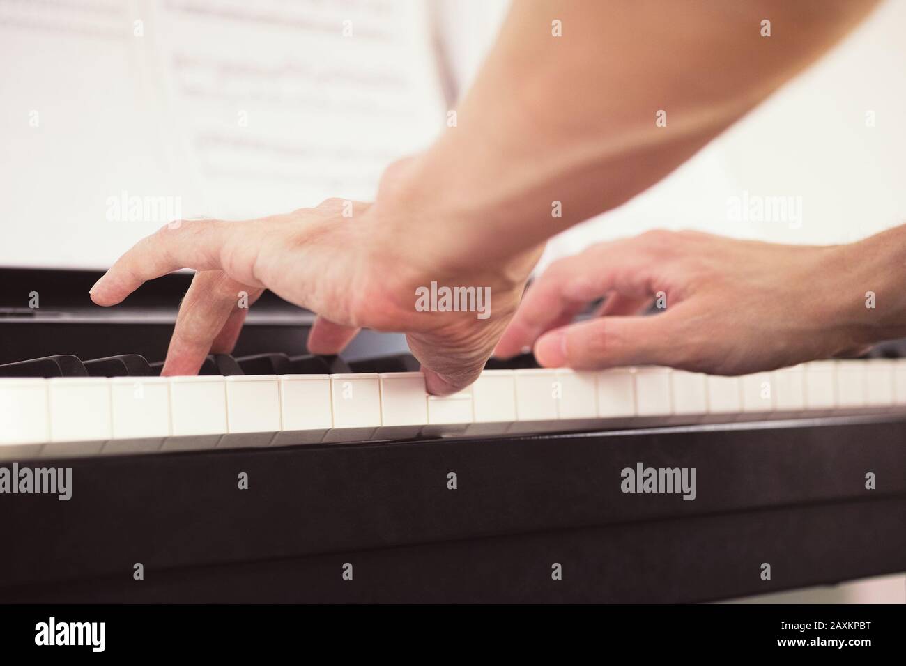 Piano player black hi-res stock photography and images - Alamy