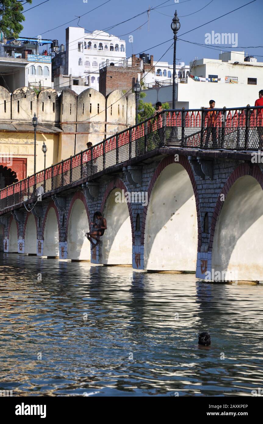 Arched bridge over lake pichola, Udaipur, India Stock Photo - Alamy