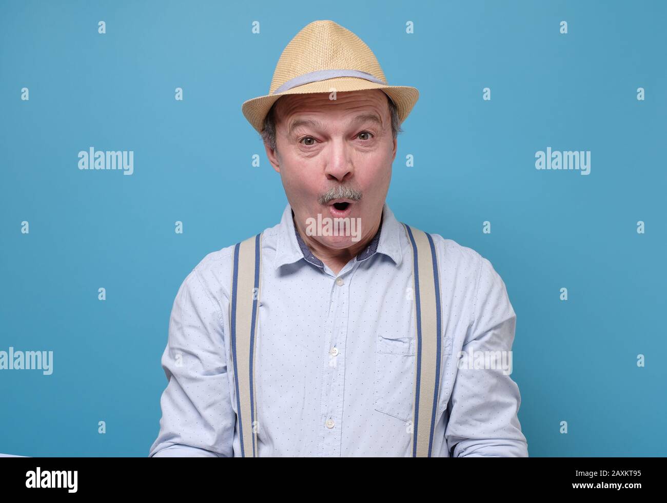 Surprised old man in summer hat is shocked with news. portrait isolated ...