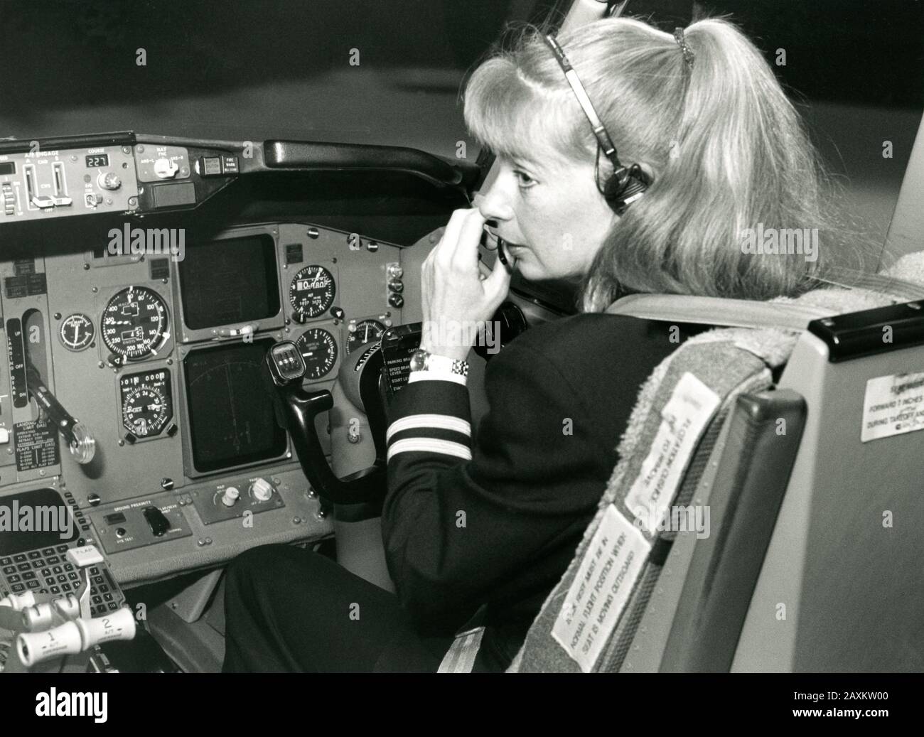 Airplane pilot 1980s hi-res stock photography and images - Alamy