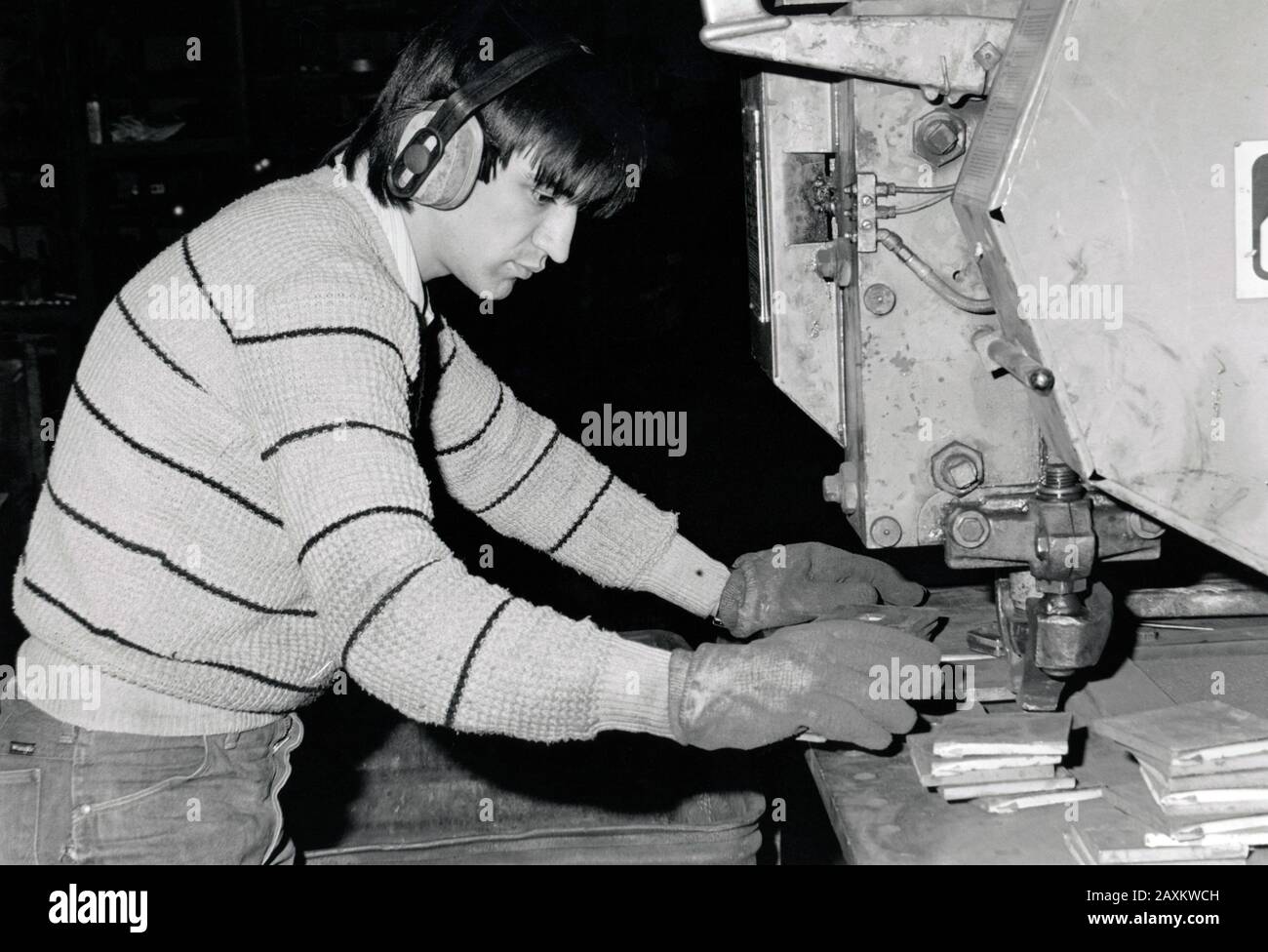 1980s factory uk hi-res stock photography and images - Alamy