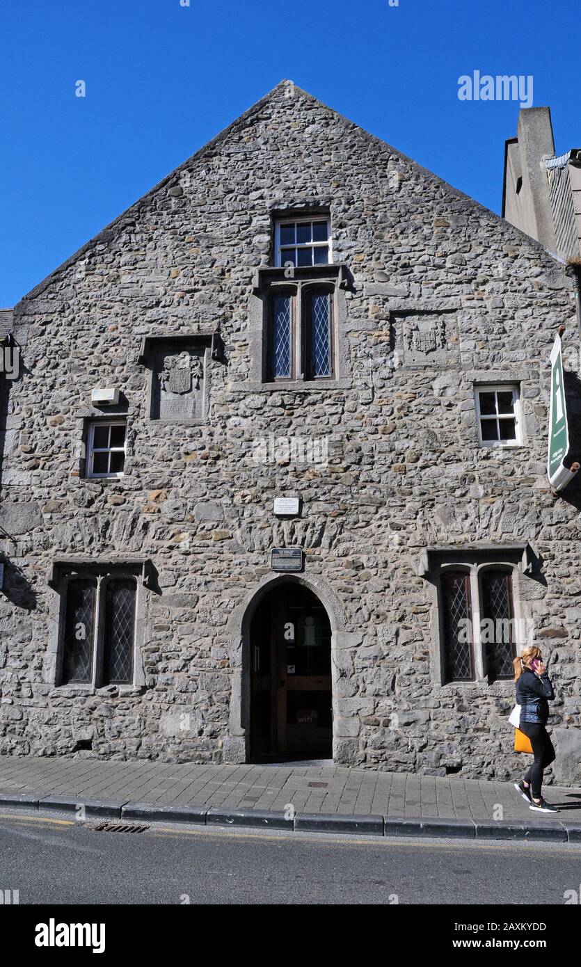 Stone alms house hi-res stock photography and images - Alamy