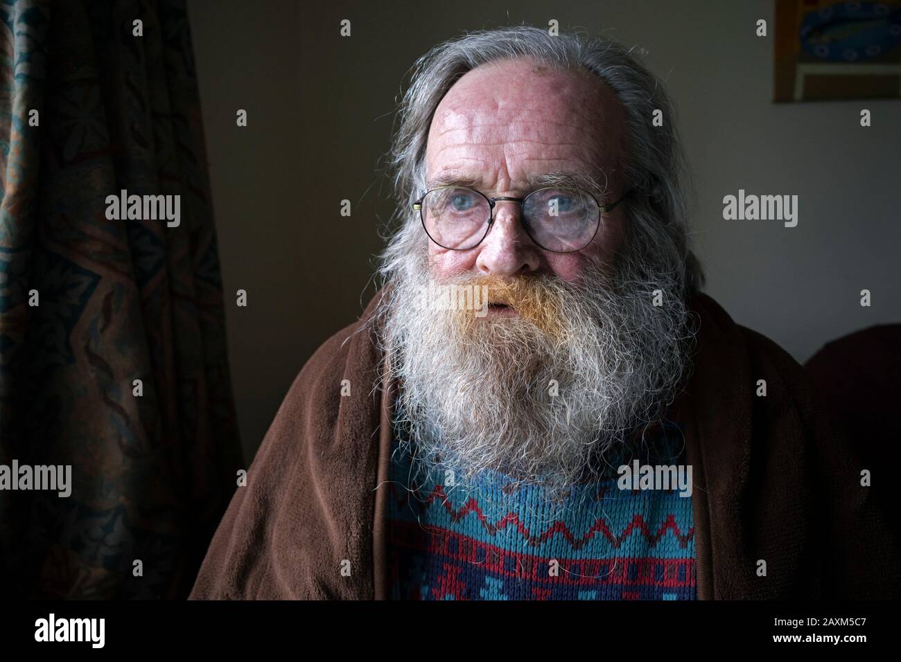 Elderly man with long grey beard Stock Photo - Alamy