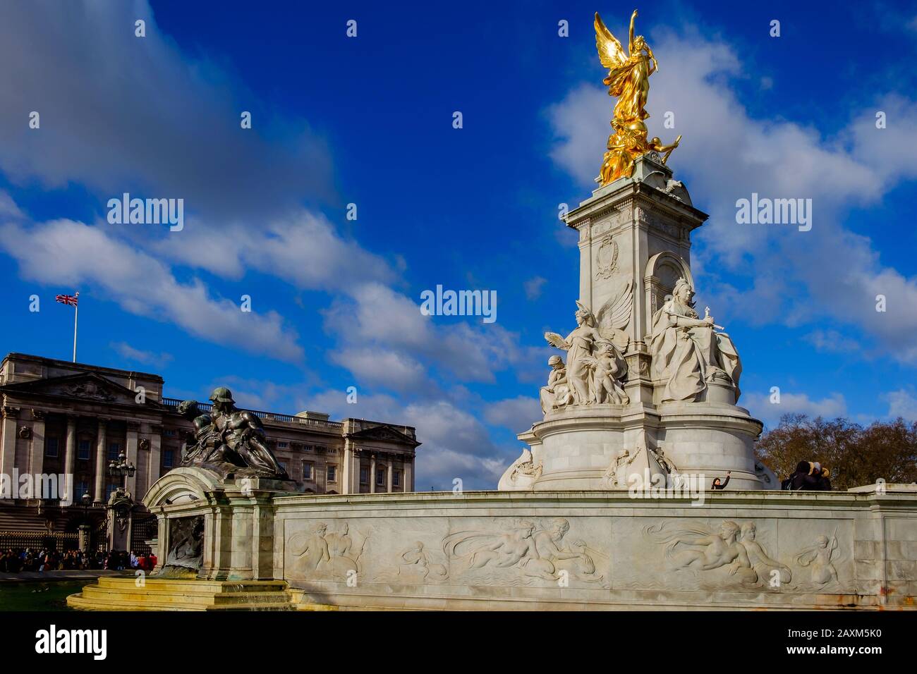 Statue in front of buckingham palace hi-res stock photography and images - Alamy