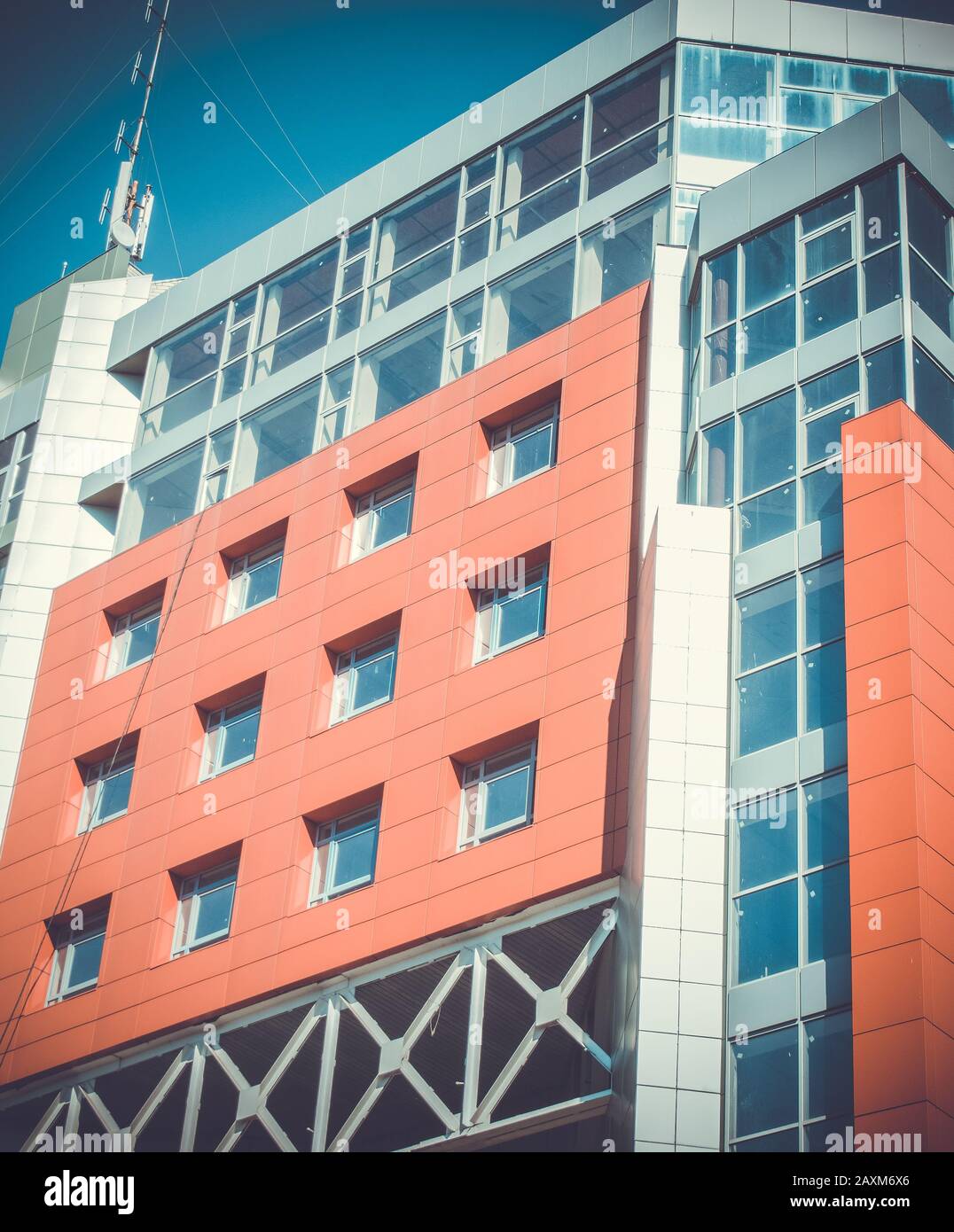 Red skyscraper hi-res stock photography and images - Alamy