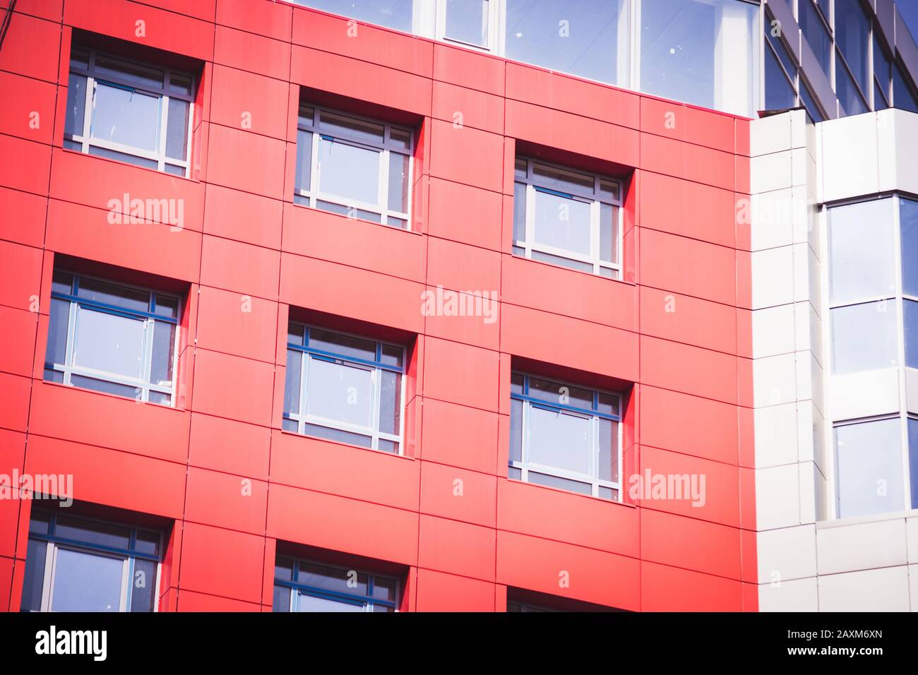 Red skyscraper hi-res stock photography and images - Alamy