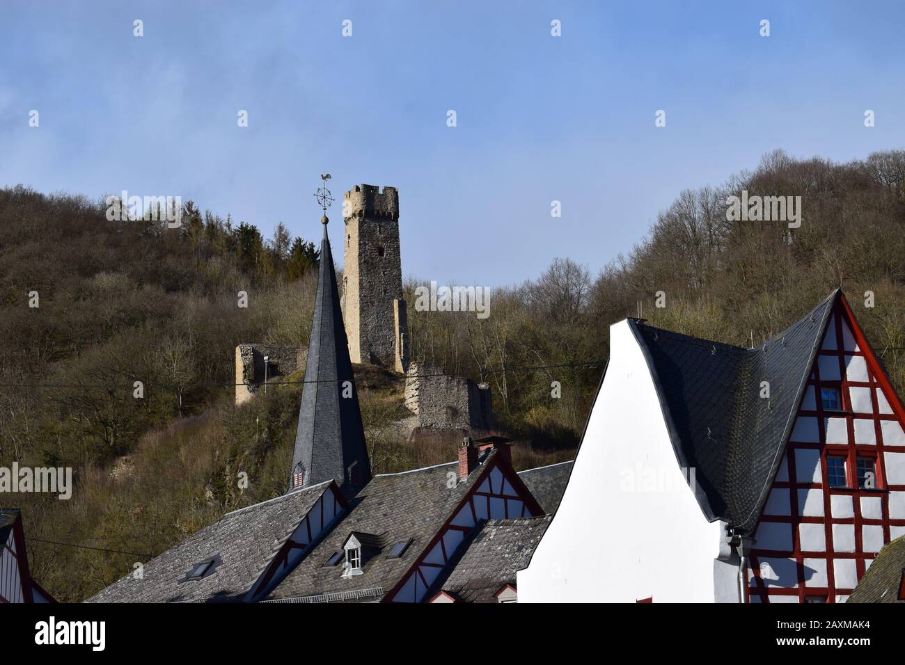 Half destroyed castle hi-res stock photography and images - Alamy