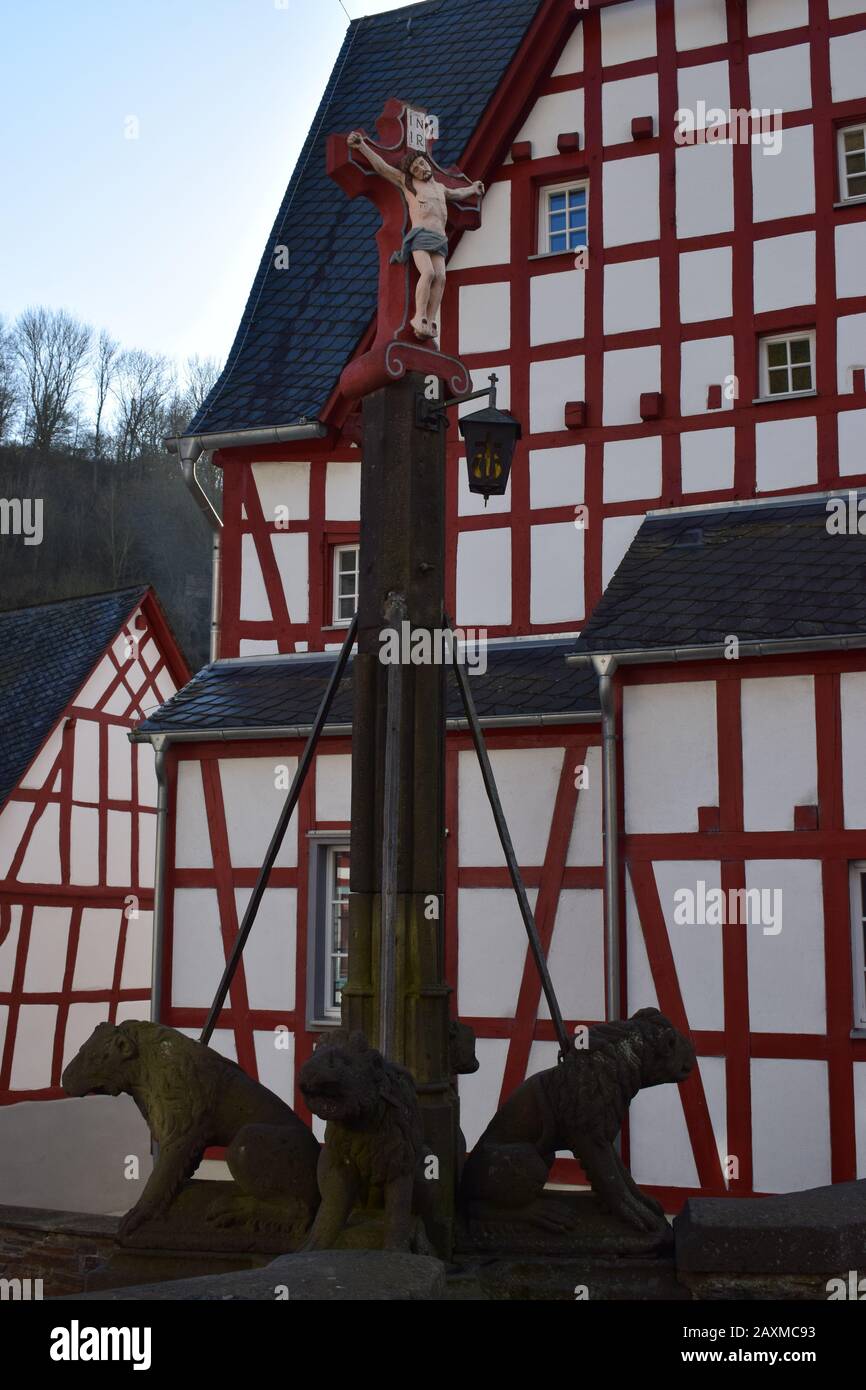 Half destroyed castle hi-res stock photography and images - Alamy
