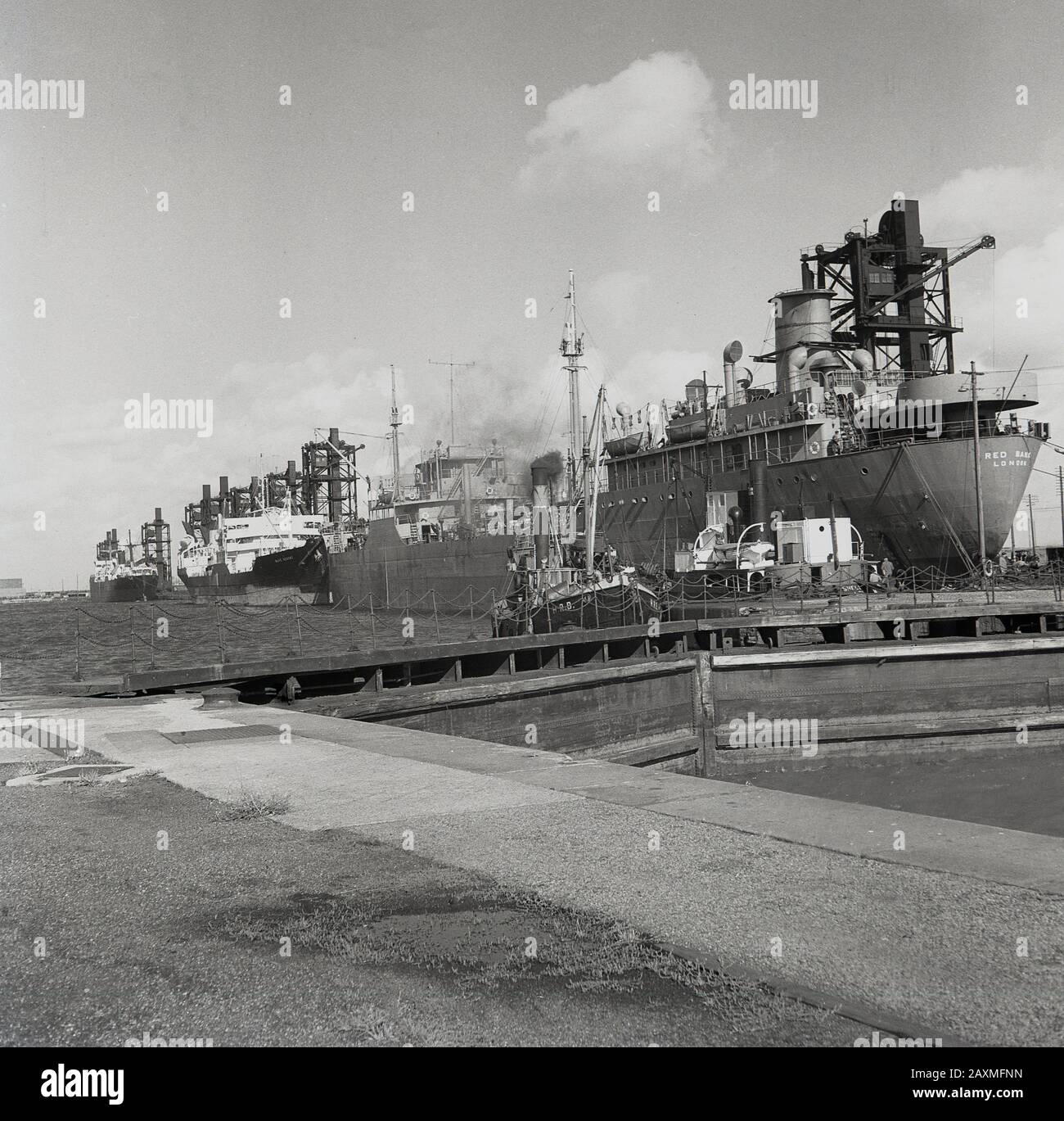 Docks london 1950's hi-res stock photography and images - Alamy