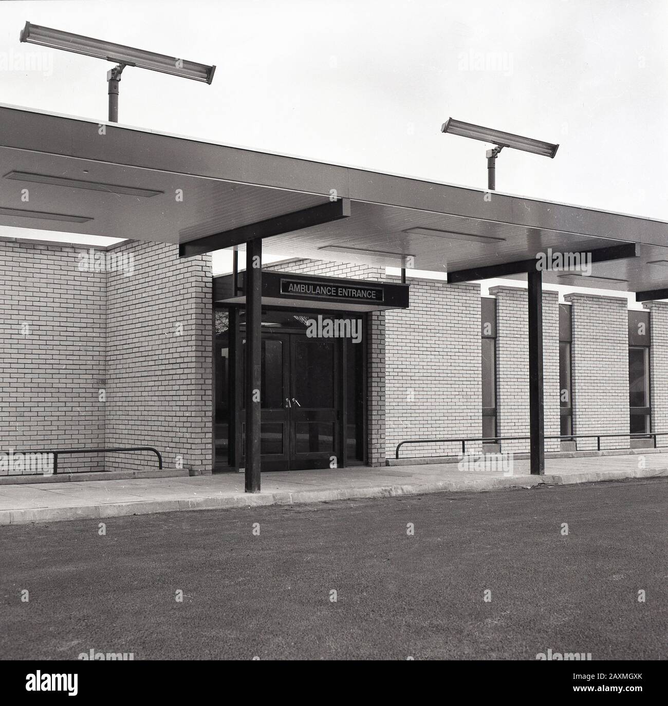 Exterior hospital 1960s hi-res stock photography and images - Alamy