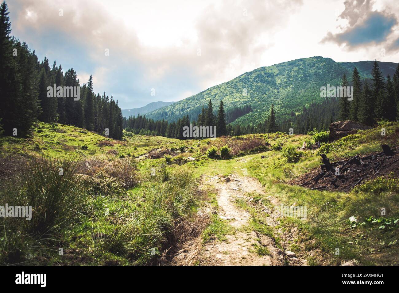Footpath through mountains hi-res stock photography and images - Alamy
