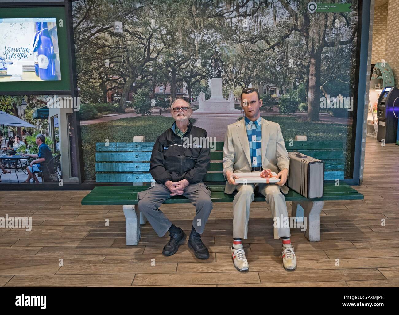 Georgia Welcome Station featuring life-size statue of Forrest Gump ...